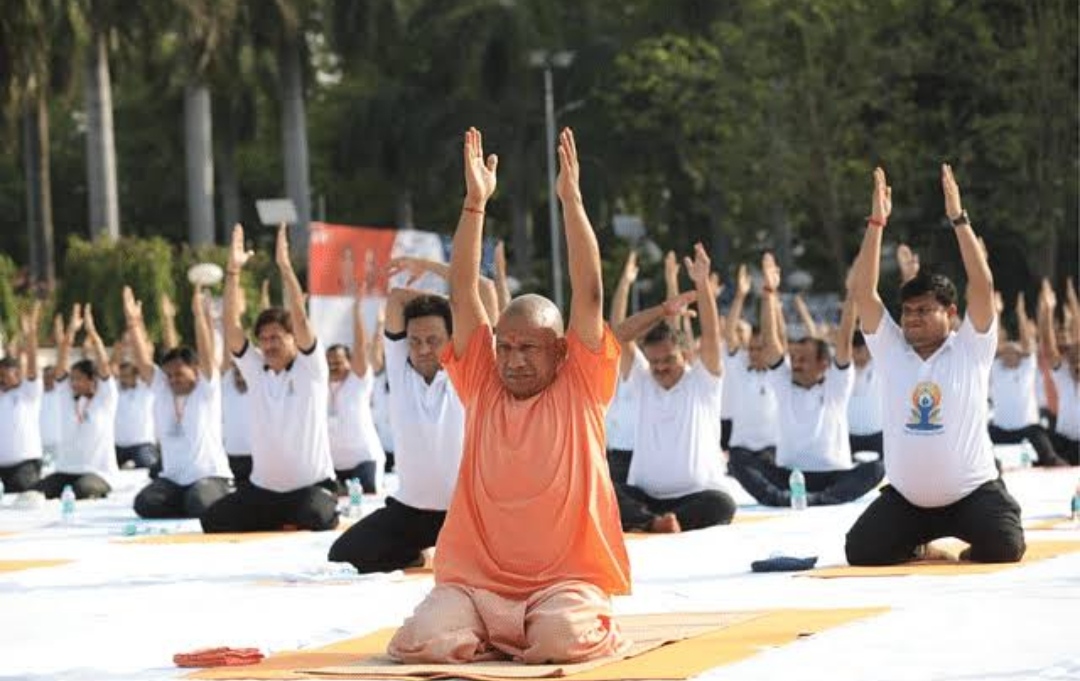 Yogi Adityanath and S Jaishankar practice yoga on International Yoga Day. » Happen Recently
